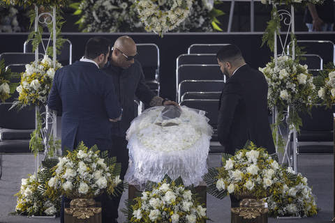 Com autoridades presentes, velório de Pelé é aberto ao público em ...